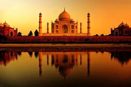 Ipalọlọ funfun: 12 awọn otitọ nipa Taj Mahal