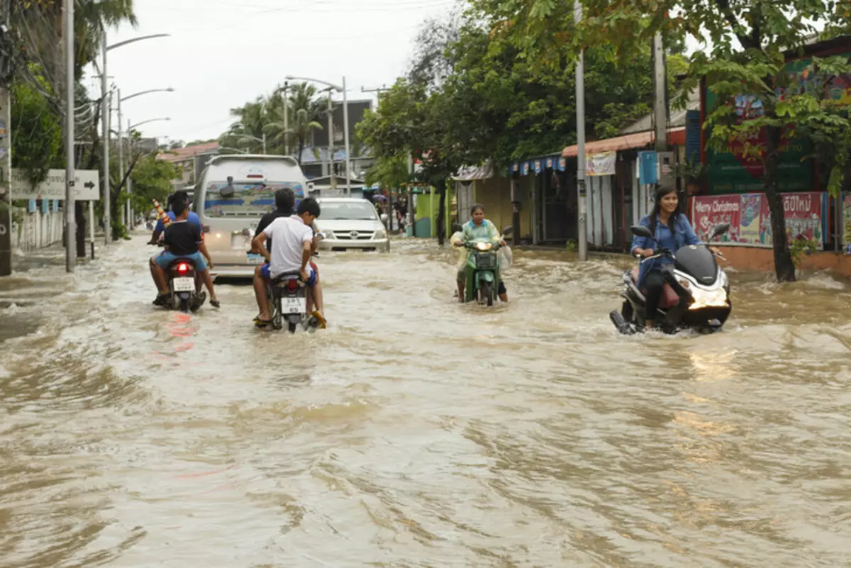 Sawir №1 - Laba jasiiradood oo ku yaal Thailand ayaa ku dhawaaqay aag soo ifbaxay