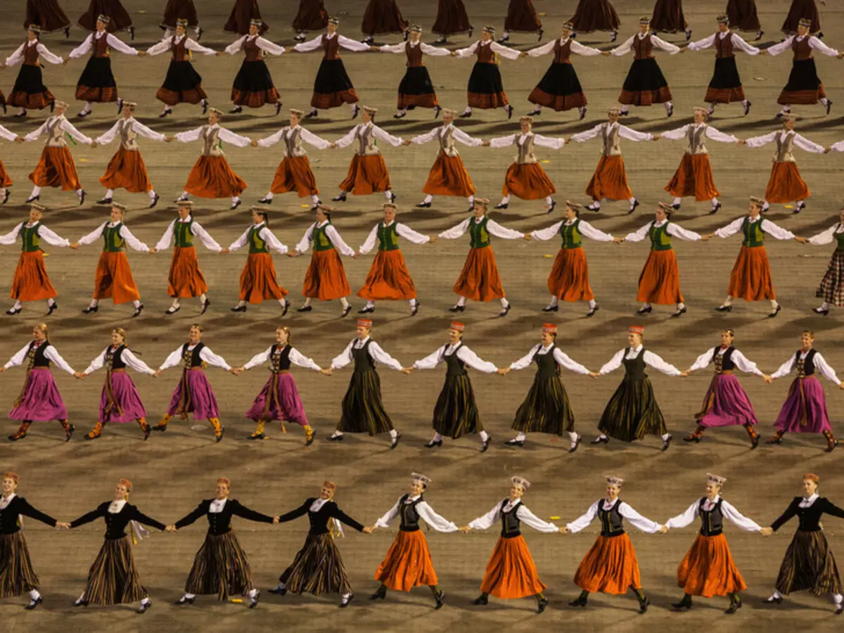 Foto Nummer 1 - Die Menschen der Welt tanzen unter derselben Musik