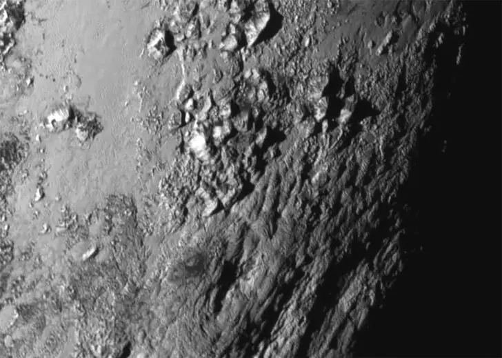 Membuka cakrawala baru: gunung es di Pluto dan 