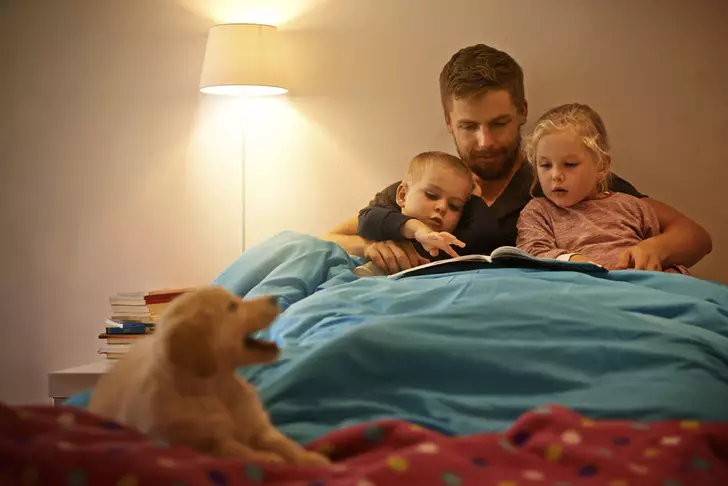 Foto №1 - Los niños se desarrollan mejor si los cuentos de hadas para la noche son leídos por los padres