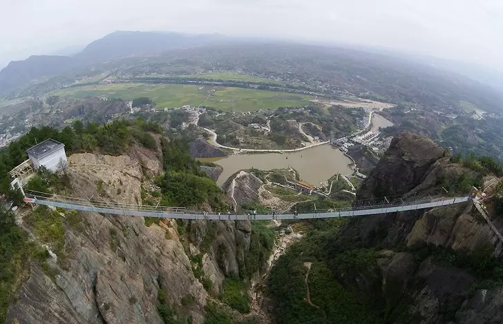 Foto número 1 - en China, abriu a ponte de vidro máis longa do mundo