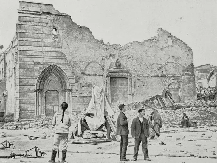 Photo №2 - Historia e goditjeve: 10 shumica tërmete shkatërruese të shekujve XX dhe XXI