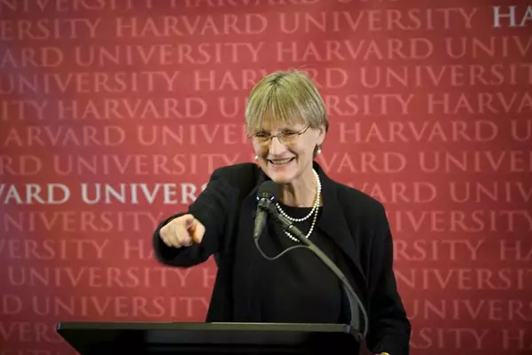 Photo №1 - femme à Harvard ne s'arrêtera pas