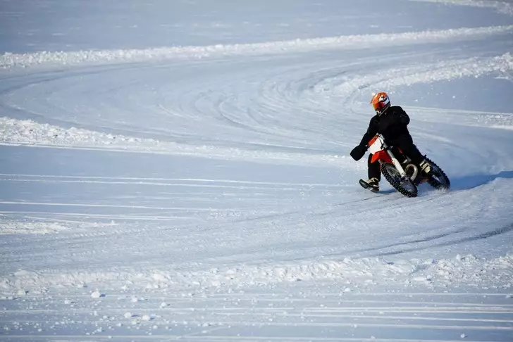 10 nuotraukų numeris - vikšrai, nesavanaudiškumas, šildomas balnelis: 5 Įdomūs faktai apie žiemą važiuojant motociklu