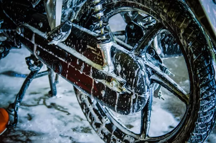 Nuotraukų numeris 8 - vikšrai, nesavanaudiškumas, šildomas balnelis: 5 Įdomūs faktai apie žiemą važiuojant motociklu