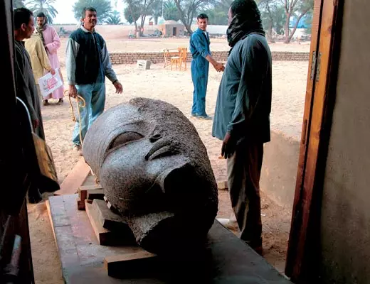 फोटो №1 - नील येथे बांधलेले मंदिर