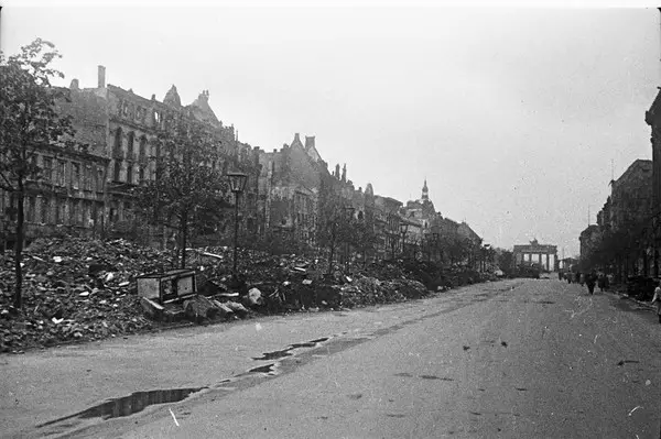 Ngawasa Berlin jeung panon tina fotografer militér: laporan ti bulan Méi 1945 14530_13