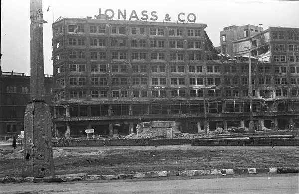 Ngawasa Berlin jeung panon tina fotografer militér: laporan ti bulan Méi 1945 14530_7