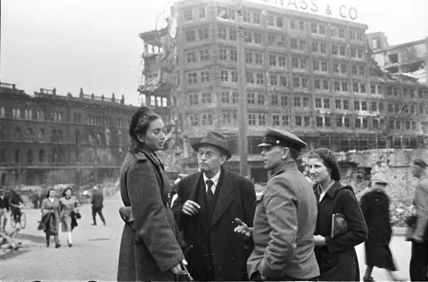 Ngawasa Berlin jeung panon tina fotografer militér: laporan ti bulan Méi 1945 14530_8