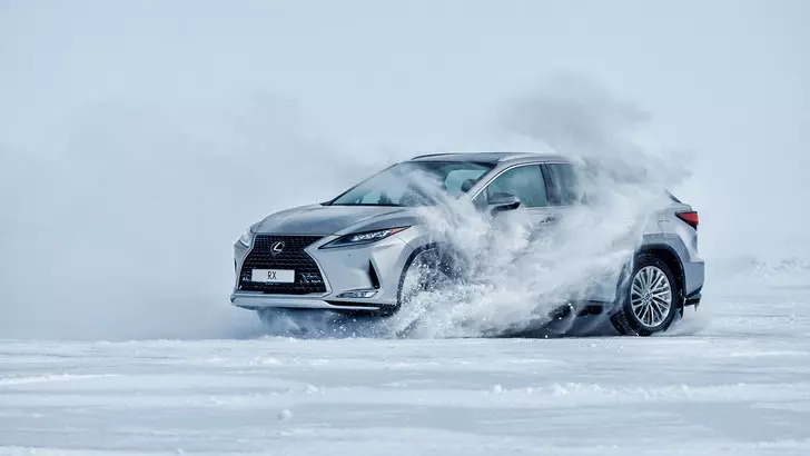 Фото №8 - Lexus підкорює Байкал: лід, вода і мідні труби