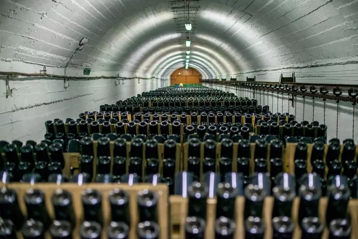 Cestování stránkami historie ruského šampaňského s vinařstvím 