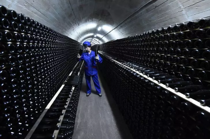 Reser genom sidorna i historien om den ryska champagne med Winery Enterprise 