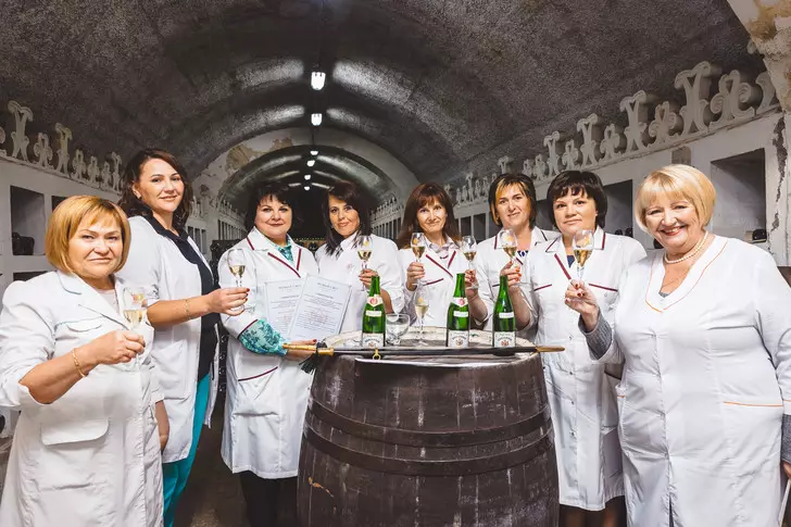 照片№5 - 通過俄羅斯香檳歷史頁面的旅程與釀酒廠企業“新光”