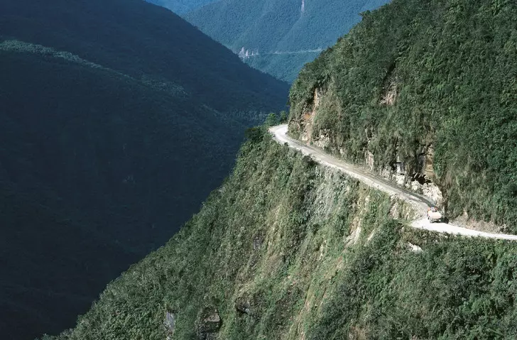 Foto número 8 - Como hoja: 8 de los caminos operativos más peligrosos del mundo.