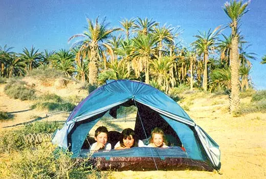 تصویر №4 - صحرا کے پس منظر پر خاندان کی تصویر