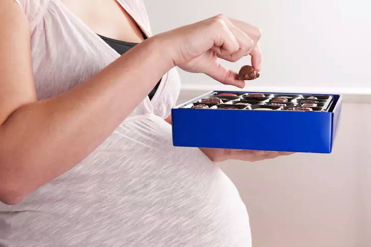 تصویر №1 - حاملہ خواتین کے لئے چاکلیٹ کو تسلیم کیا