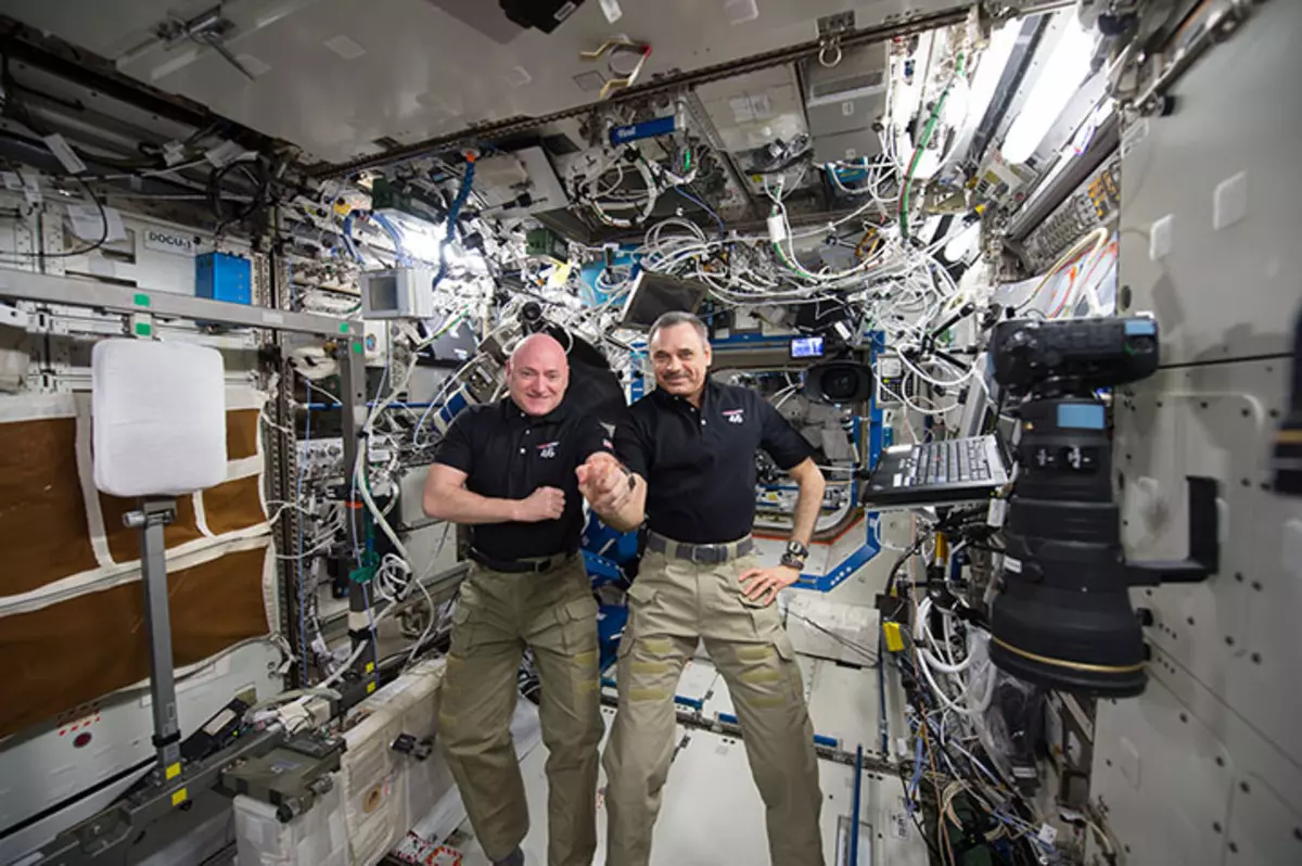 Foto №1 - Mikhail Kornienko e Scott Kelly creceron 4 cm por ano no ISS