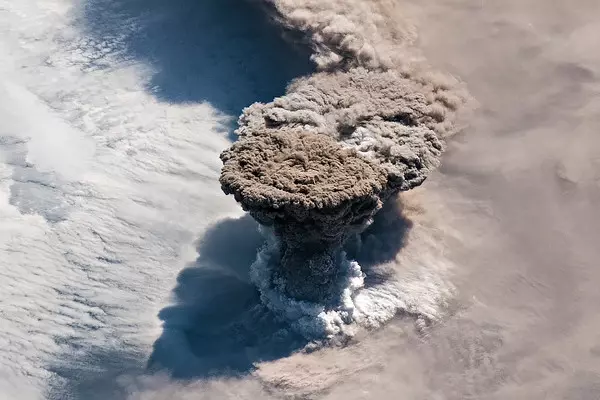 Raikek vulkanische uitbarsting geschoten uit de ruimte 20777_1