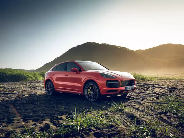 Porsche Cayenne Coupe: Siuvinėjimas sportinėje 21298_11