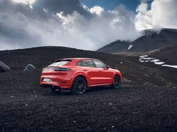 Porsche Cayenne Coupe: Siuvinėjimas sportinėje 21298_12