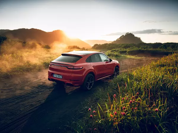 Porsche Cayenne Coupe: Siuvinėjimas sportinėje 21298_21