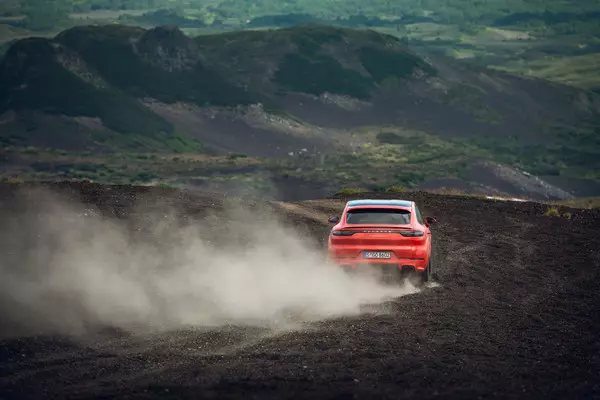 Porsche Cayenne Coupe: Siuvinėjimas sportinėje 21298_22