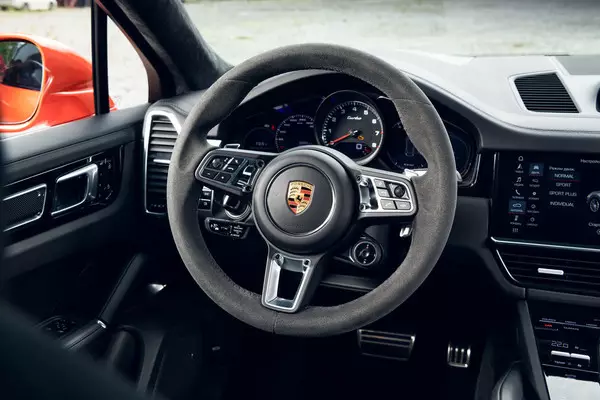 Porsche Cayenne Coupe: Siuvinėjimas sportinėje 21298_24