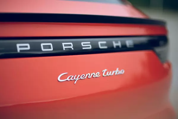 Porsche Cayenne Coupe: Siuvinėjimas sportinėje 21298_32