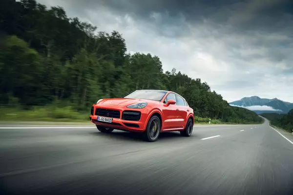 Porsche Cayenne Coupe: Siuvinėjimas sportinėje 21298_6