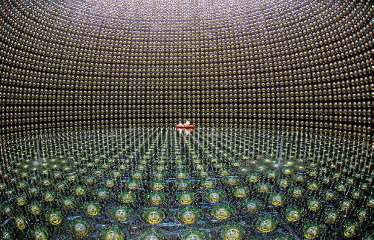 Surat belgisi 1 - Neutrinino assilimatsiýalary we gizlin antikatter