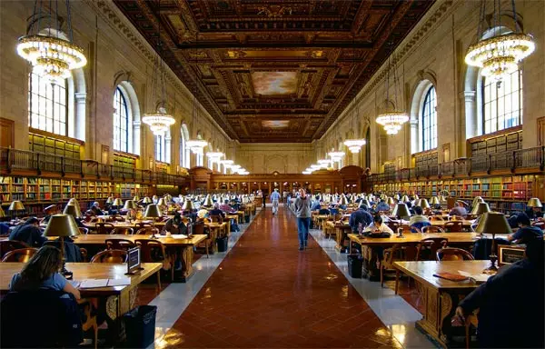 Biblioteko en la granda urbo