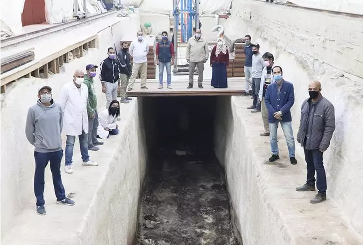 Фото №1 - В Єгипті розкопали похоронну човен Хеопса