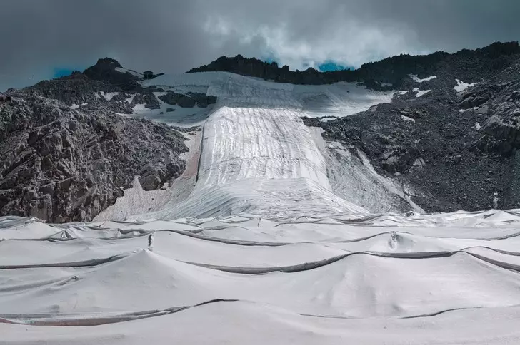 Duab №1 - hauv Ltalis, lub glacier nrog tus tarpaulter kom cawm nws los ntawm melting