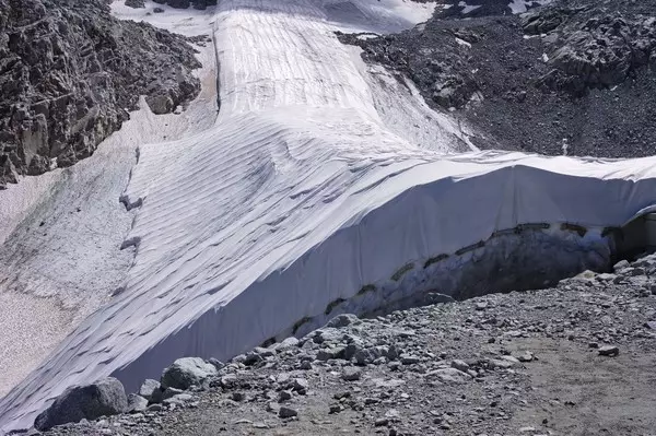 Hauv Ltalis, lub glacier nrog tus tarpaulter kom cawm nws los ntawm melting 22684_2