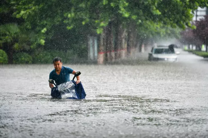 Die chinesische Provinz Henans fiel "die stärkste seit tausend Jahre" Regenfälle. In Zhengzhou hat die U-Bahn überflutet