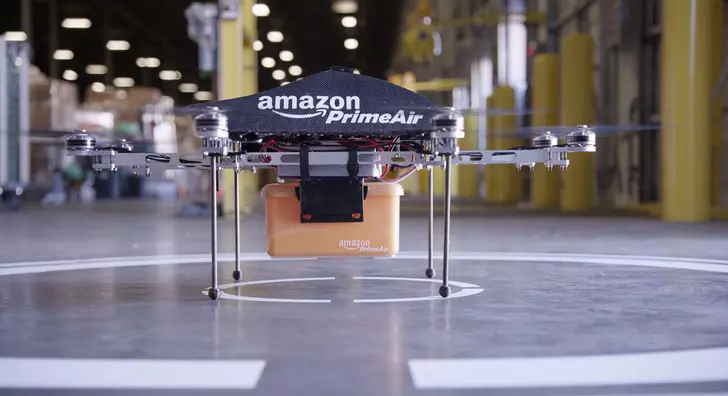 Foto Número 1 - Amazon Desarrolló Robots Mensajeros