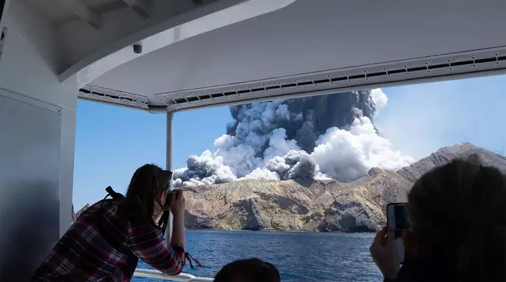 Foto Nomor 1 - di Selandia Baru Ada letusan gunung berapi yang mematikan
