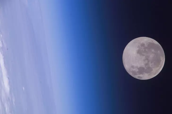 Nombor Foto 1 - Oksigen dikesan pada Bulan
