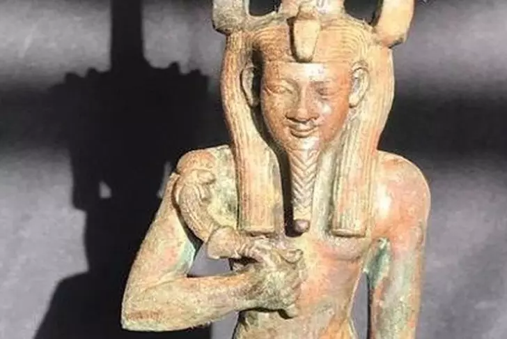 Фота №1 - У Егіпце знойдзена статуэтка бога Нефертума з напаўкаштоўнымі камянямі
