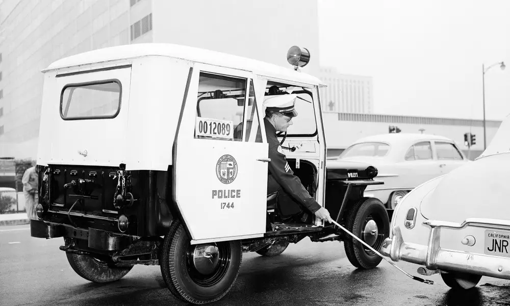 Ақ тег: Неліктен американдық полиция автокөліктің дөңгелектерін көлдер етеді