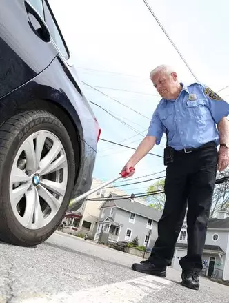 चित्र №2 - व्हाइट टॅग: अमेरिकन पोलिस कार चॉकच्या चाकांवर का ठेवतात