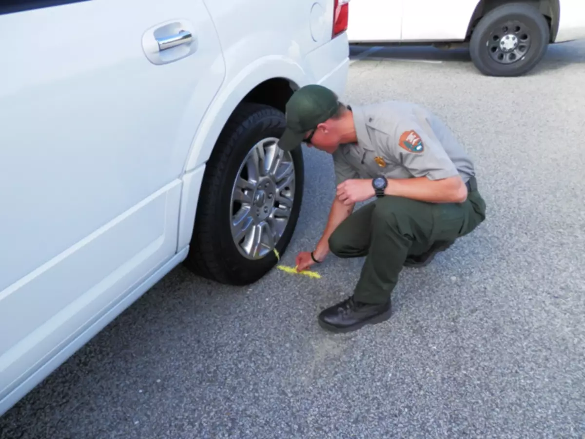 Foto №3 - White Tag: Kāpēc amerikāņu policija uzlīmē automašīnu krīta riteņus
