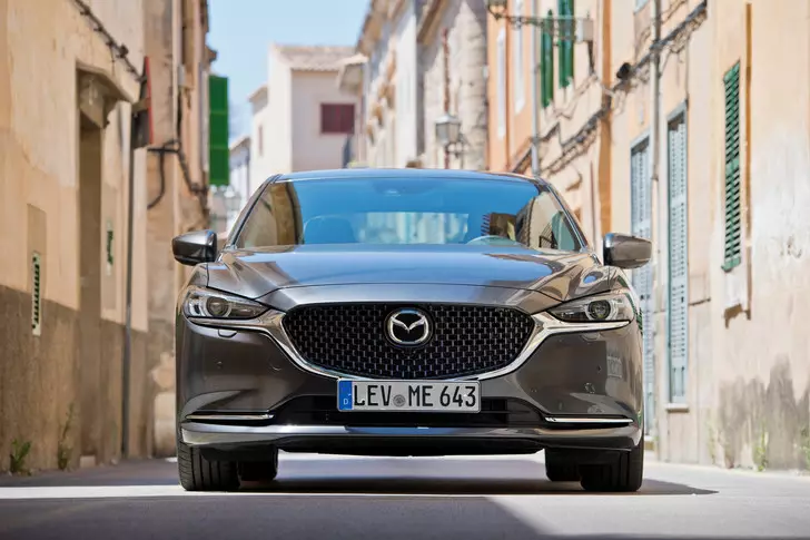 Billede №1 - Mesterværk af århundrede Eksponering: Mazda introducerede en crossover til hans eget jubilæum