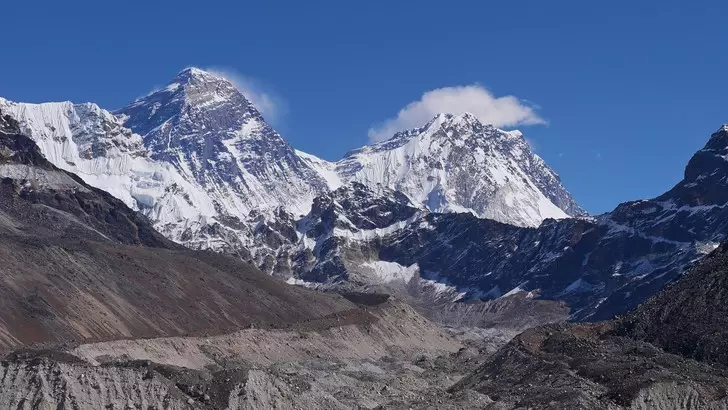 Llun №1 - Ar ben y Everest dod o hyd i ficroplastig