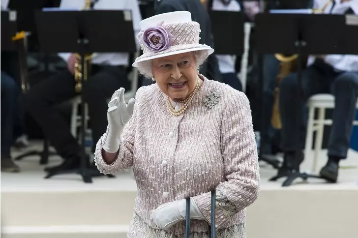 Foto №1 - A raíña de Gran Bretaña lanzou a produción de Gin