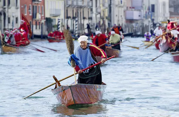 Marcher, les gens! 9 festivals de Noël 24712_3