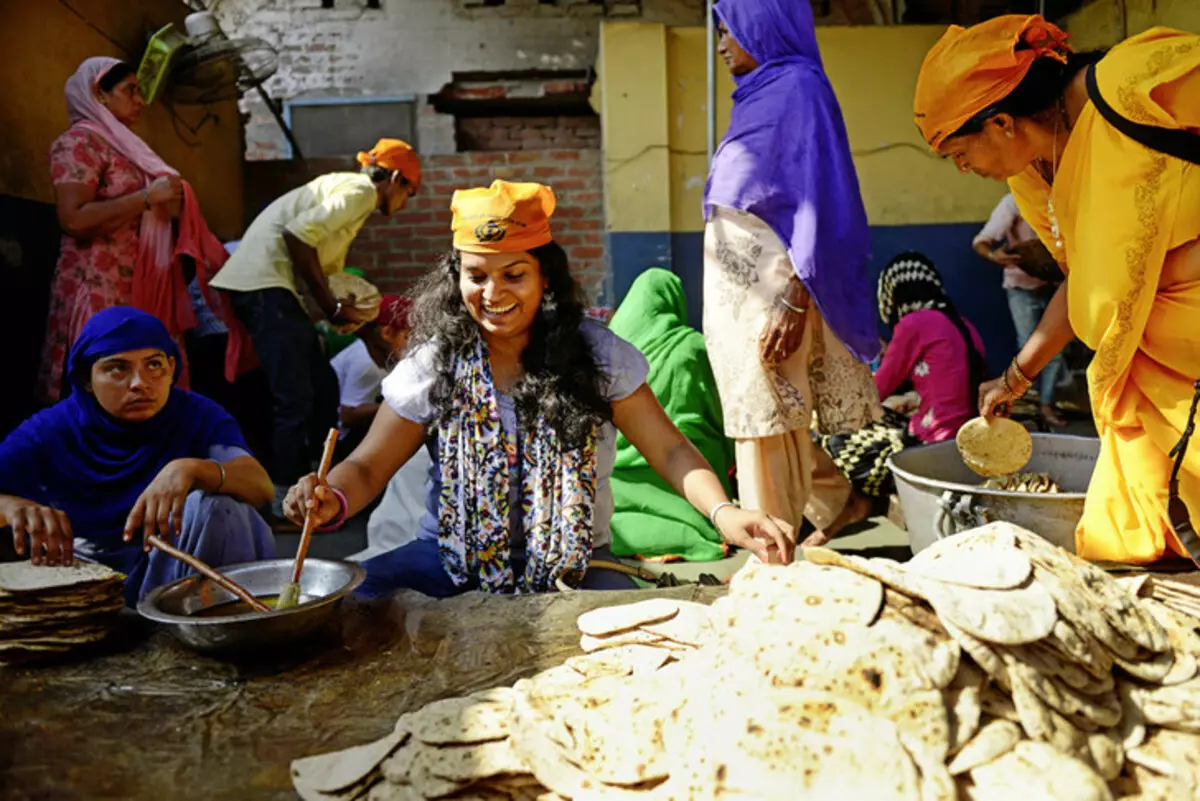 Nuotrauka №2 - auksiniai žmonės: kaip yra surengtas Golden šventyklos Amritsar gyvenimas