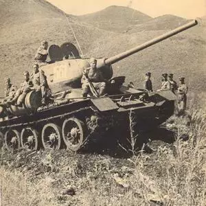 Mynd №1 - T-34 tankur dreginn út úr vatninu
