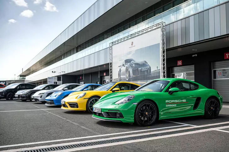 ຮູບພາບ№1 - ຮີບຮ້ອນເຖິງ 4 ຊົ່ວໂມງ: ວິທີທີ່ St. Petersburg ຍອມຮັບການສະແດງຖະຫນົນ Porsche World